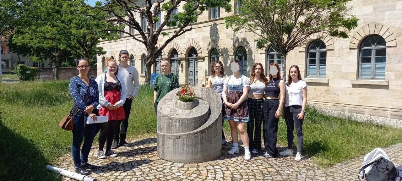 Rundgang über das HuPfla-Gelände mit der Stadtarchivarin Frau Rettig ...